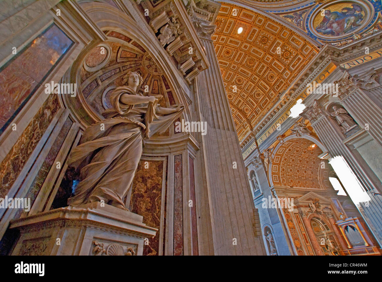 Vatican City: St. Peter's Basilica angel statue Stock Photo - Alamy