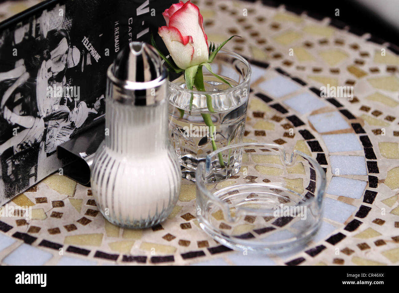 Condiments restaurant cafe table hi-res stock photography and images ...