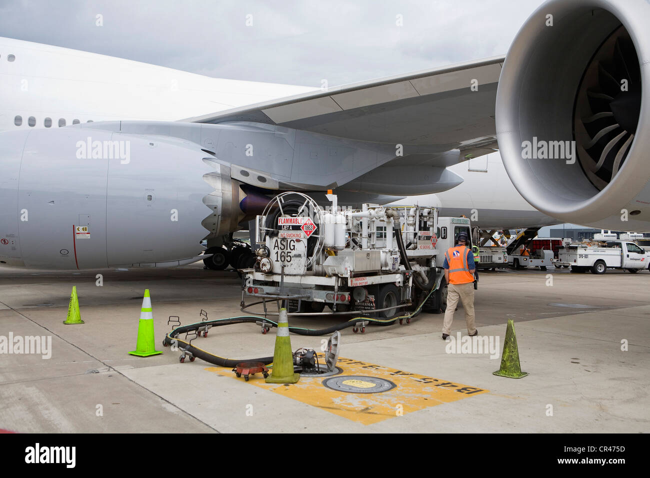 Fueling plane hi-res stock photography and images - Alamy