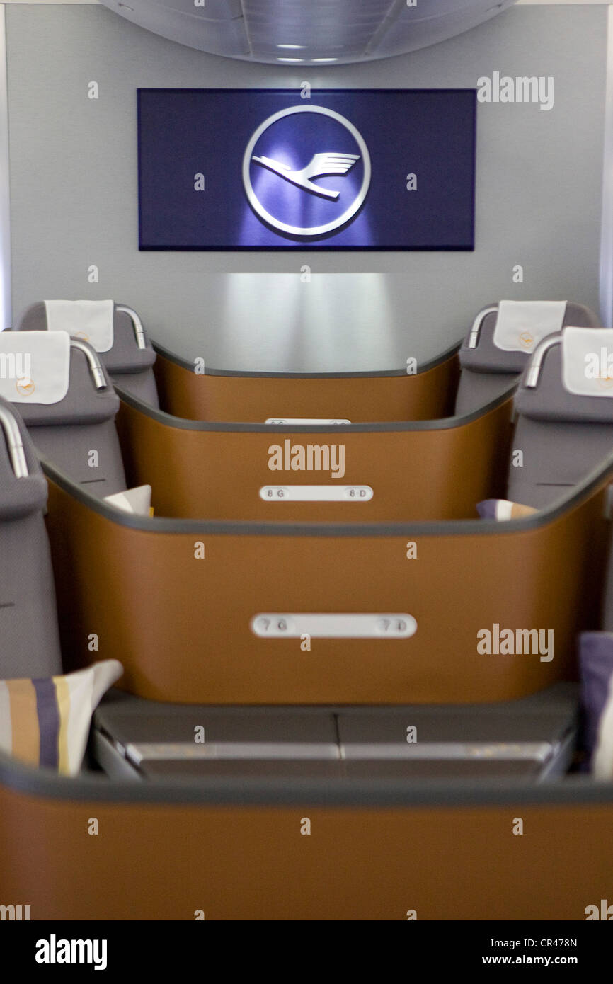 The Business Class section of a Lufthansa Boeing 747-8 Stock Photo - Alamy