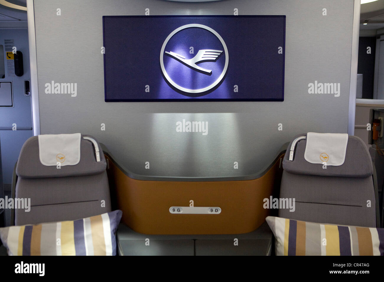 The Business Class section of a Lufthansa Boeing 747-8 Stock Photo - Alamy