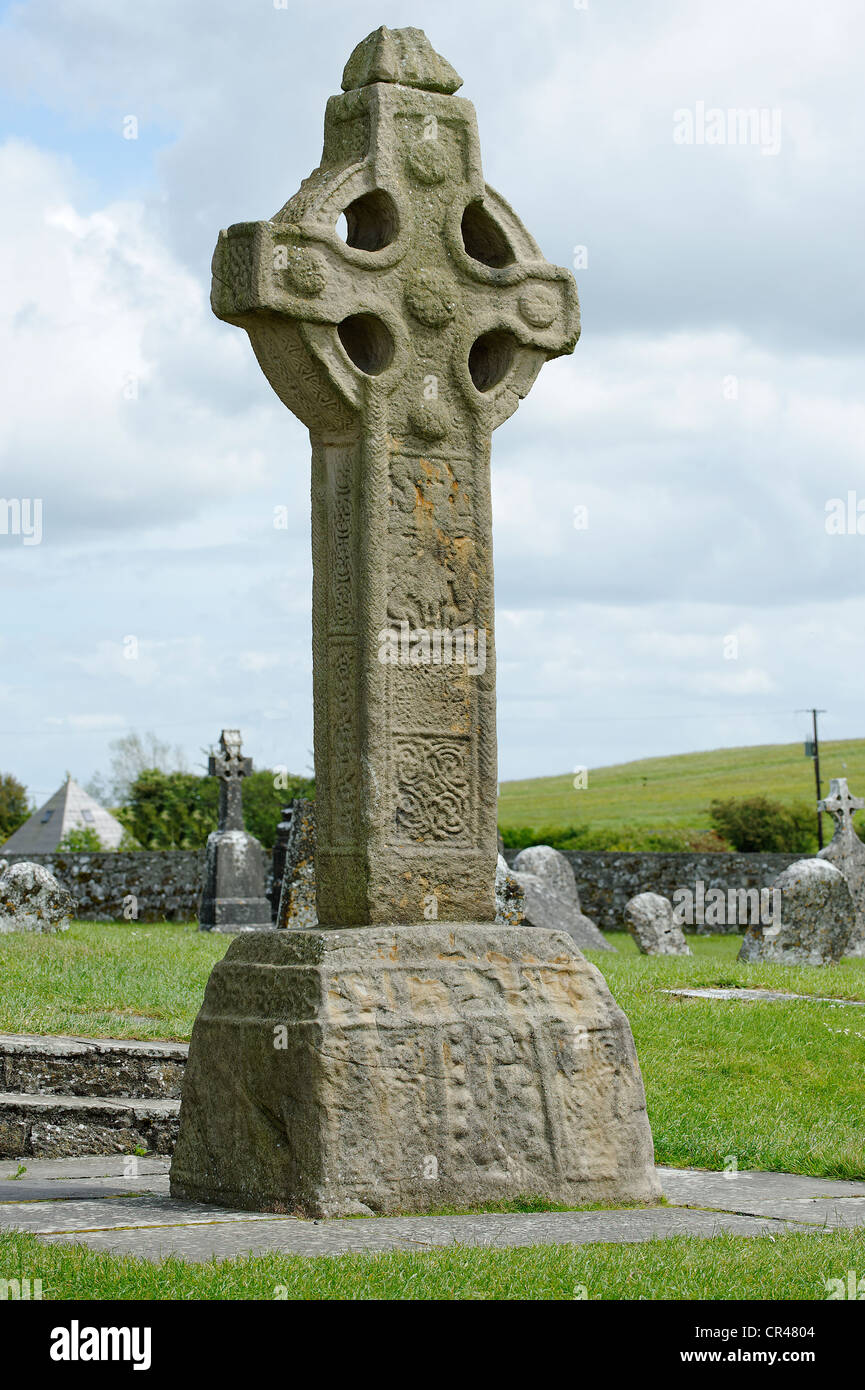 Ireland clonmacnoise cemetery hi-res stock photography and images - Alamy