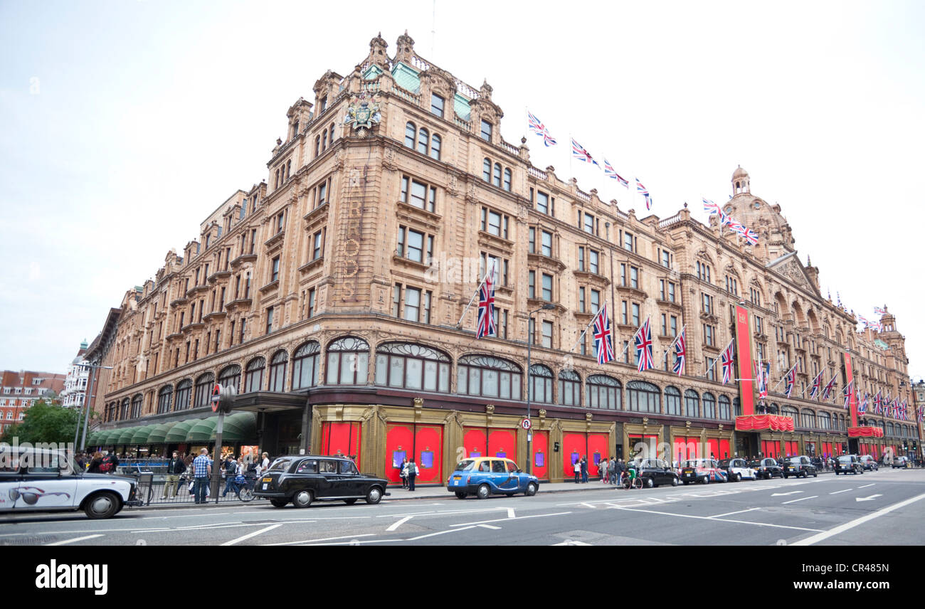 Harrods london exterior hi-res stock photography and images - Alamy