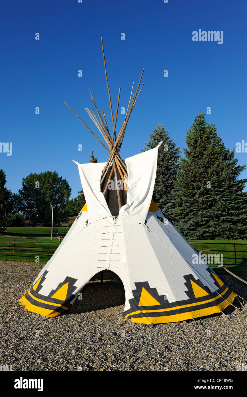 Buffalo skin teepee hi-res stock photography and images - Alamy
