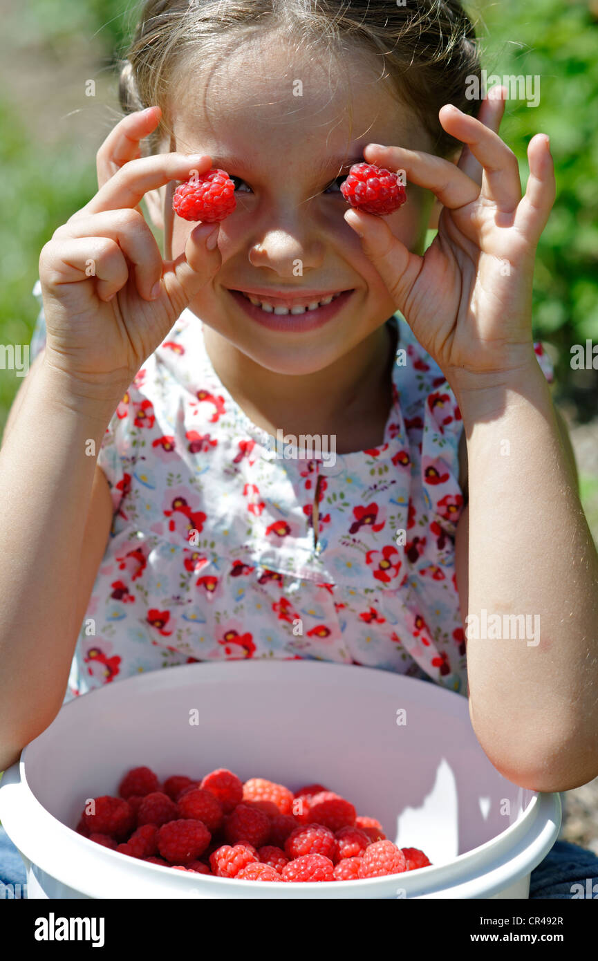 Kids eating raspberries hi-res stock photography and images - Alamy