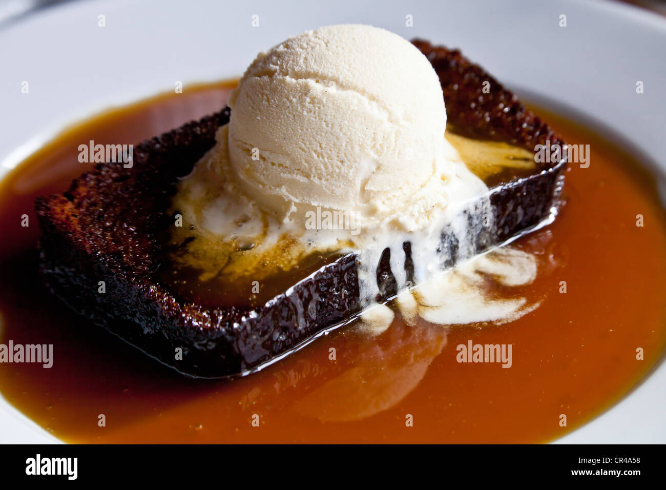 Sticky toffee pudding and ice cream Stock Photo - Alamy