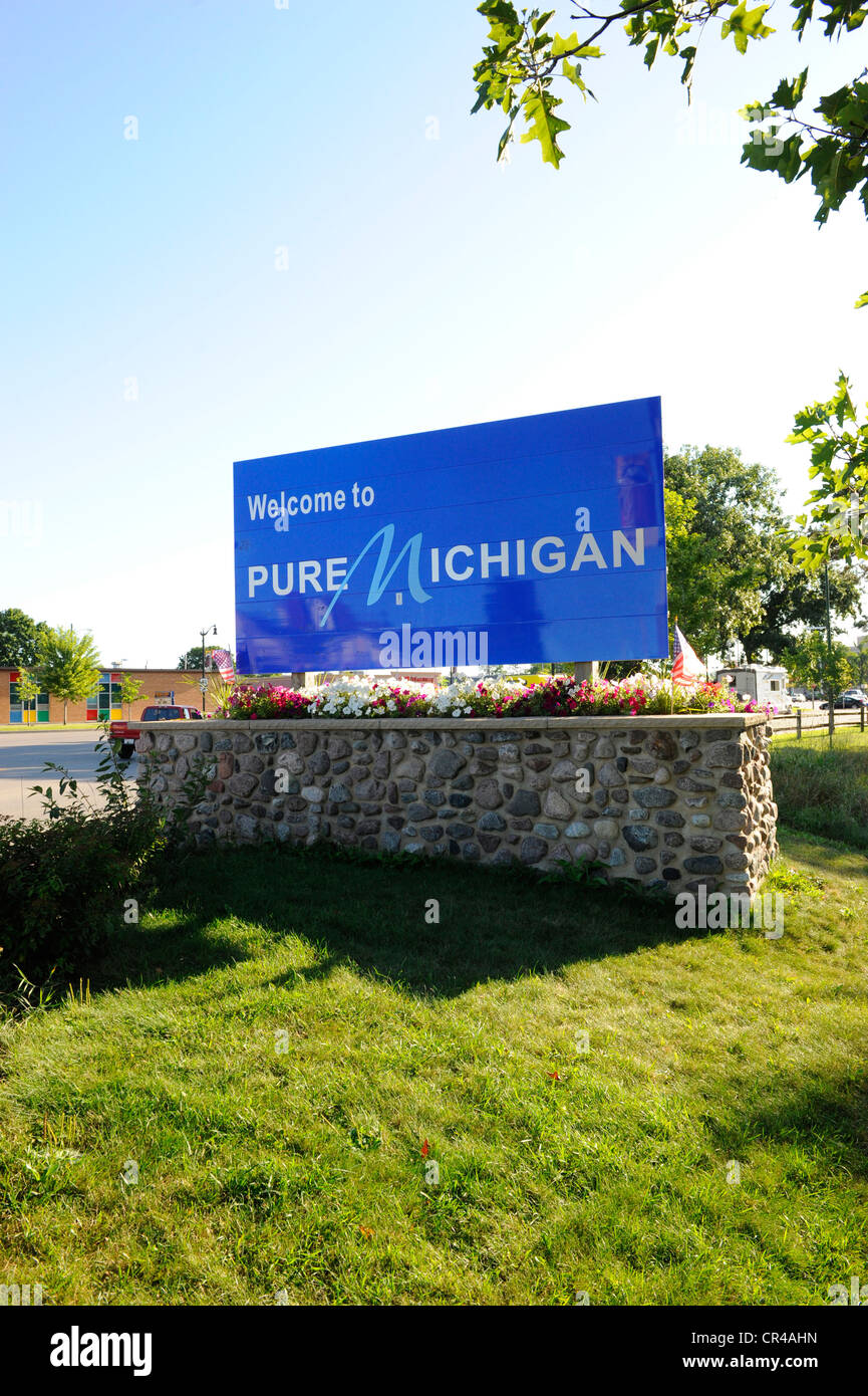 Welcome to Michigan Sign State Border US Pure Stock Photo - Alamy