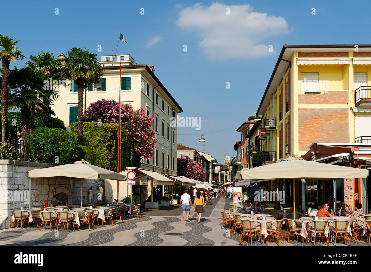 Restaurant on lakeside promenade hi-res stock photography and images ...