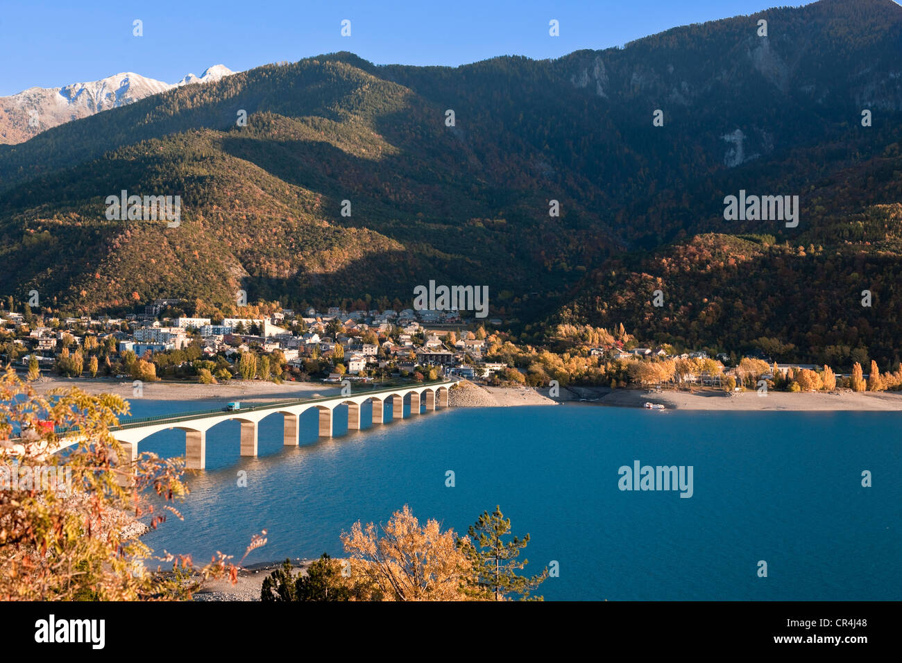 France, Hautes Alpes, Savines le Lac, Serre Poncon lake in autumn Stock ...