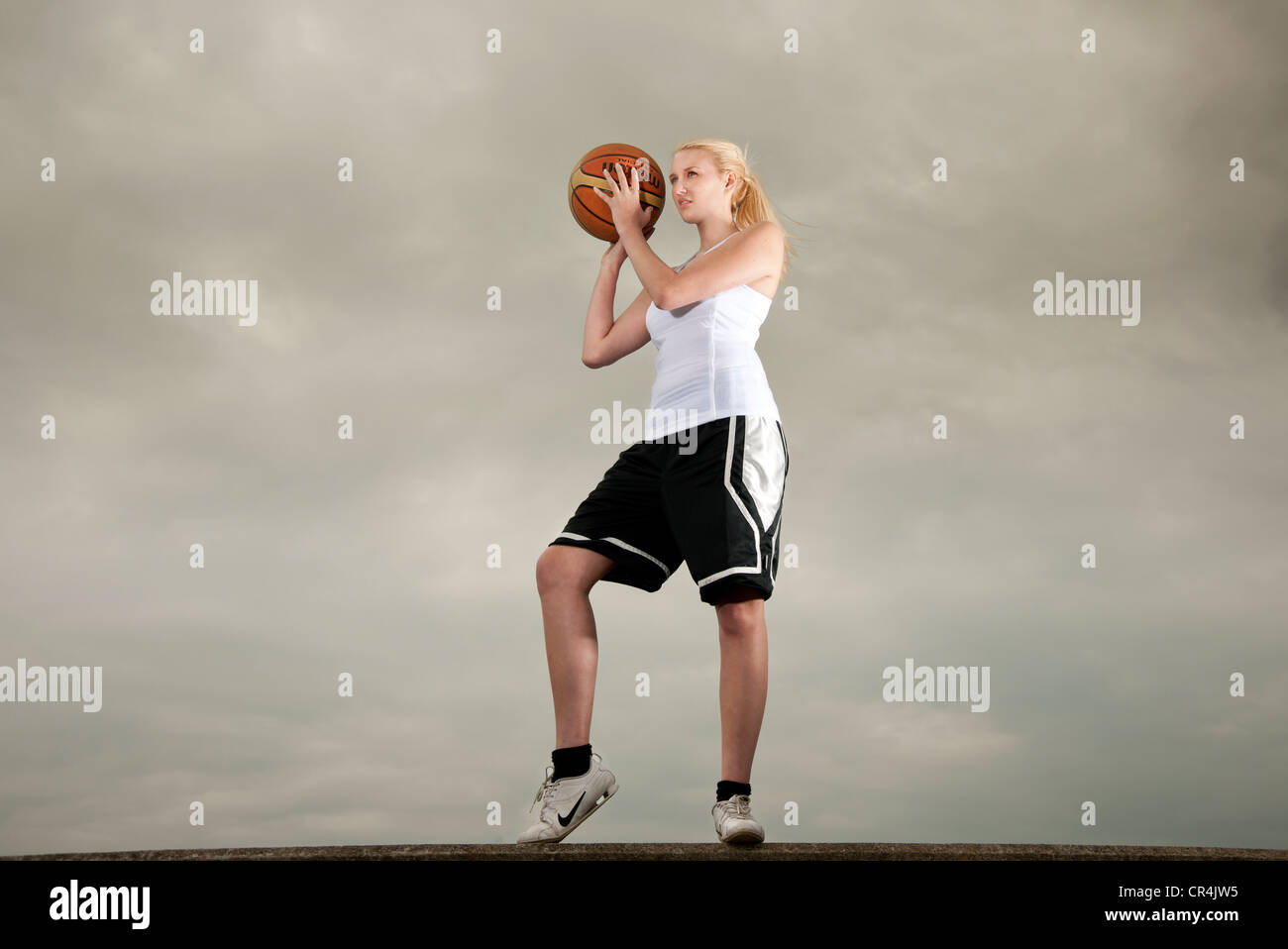 Basketball woman player hi-res stock photography and images - Alamy