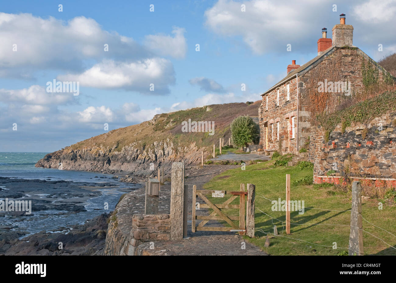Cornish cottage overlooking coast hi-res stock photography and images ...