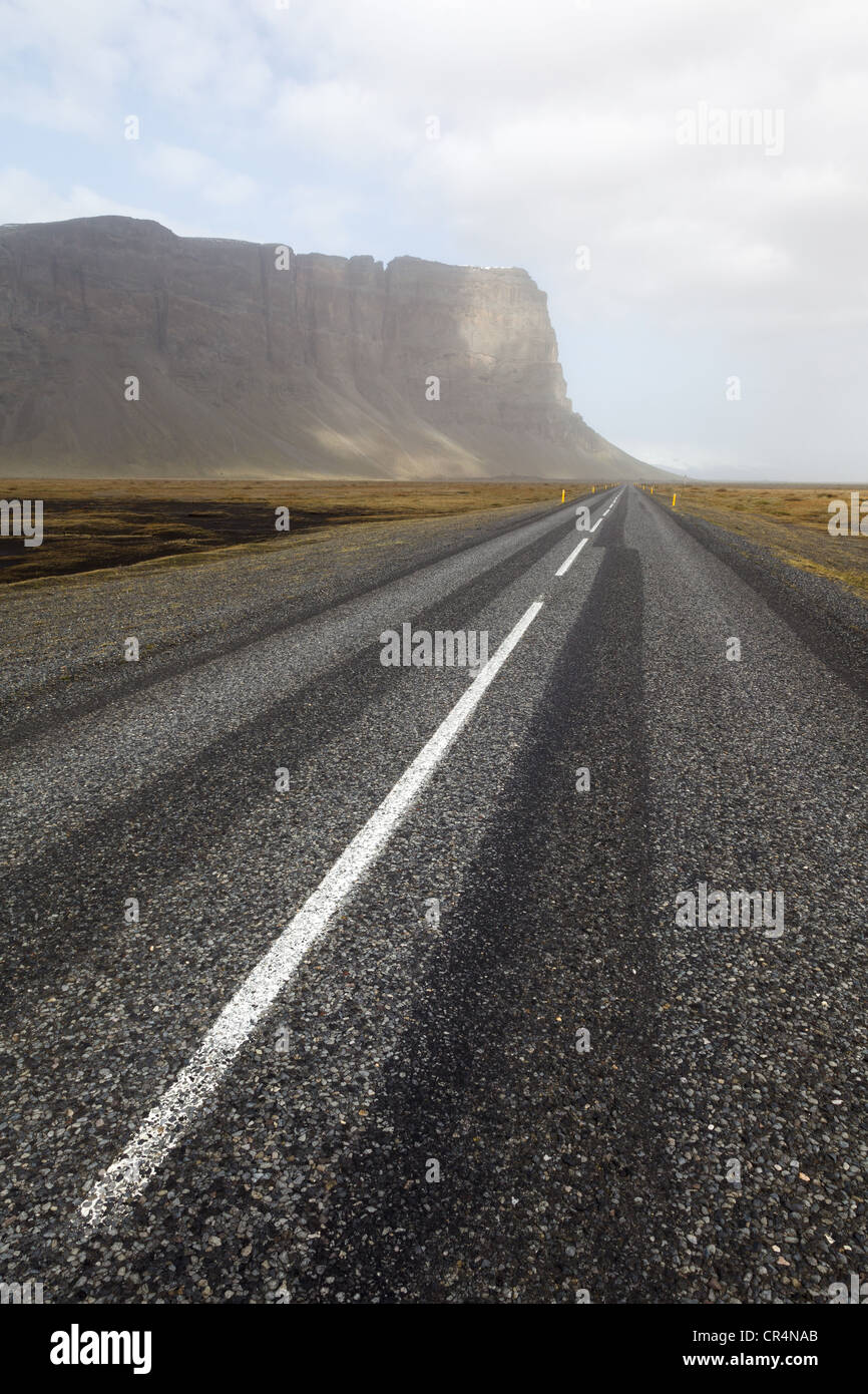 A long, straight deserted Icelandic road leads into the distance ...