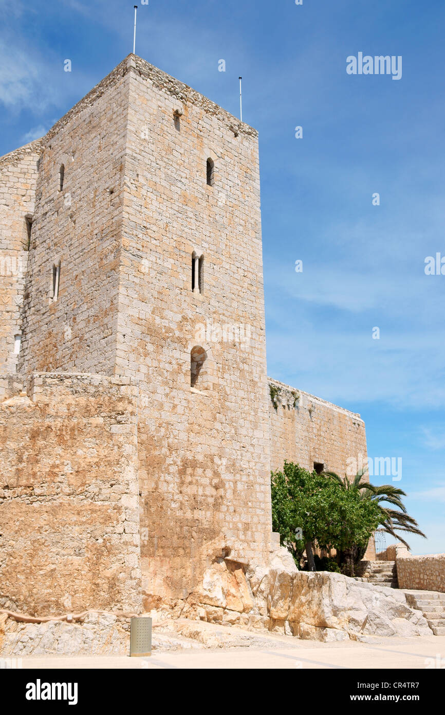 Valencia spain pope luna's castle hi-res stock photography and images ...
