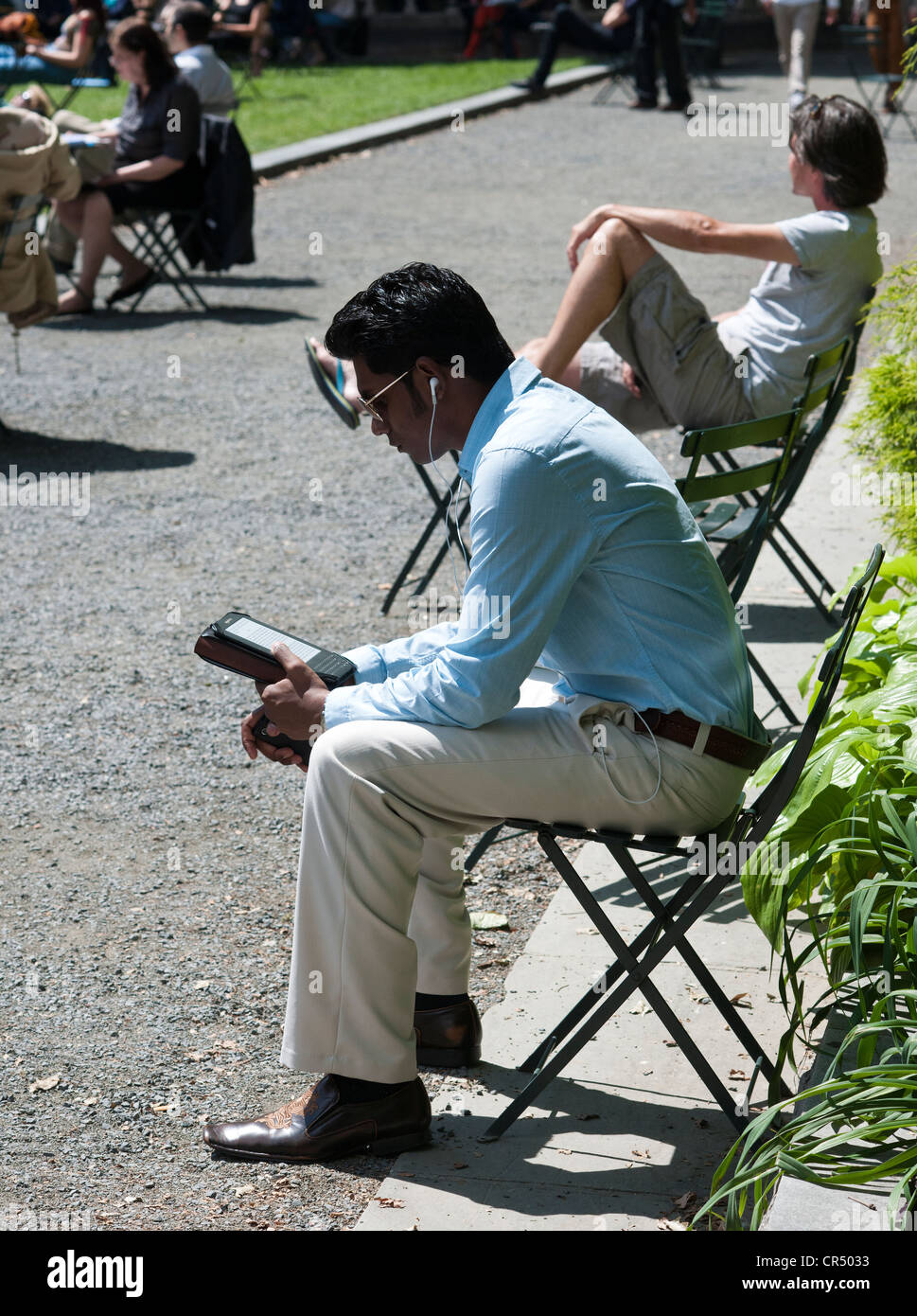 A reader uses his Amazon Kindle electronic book in Bryant Park in New ...