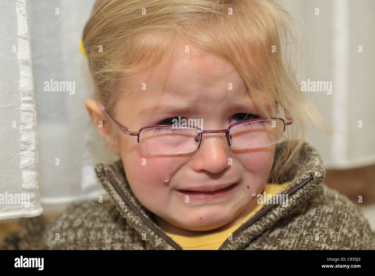 Cry 3 girl hi-res stock photography and images - Alamy