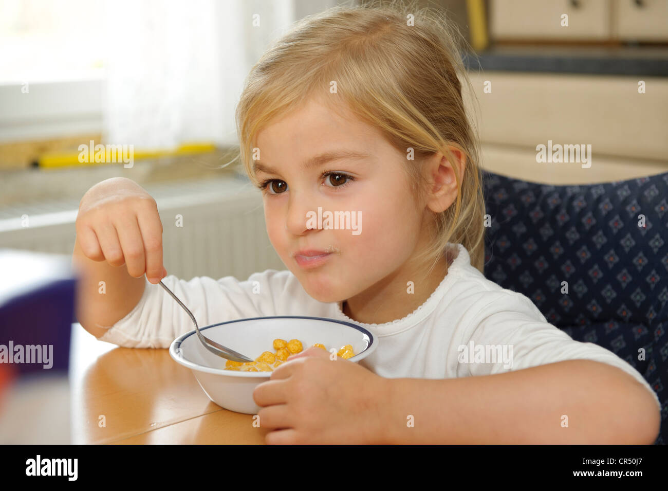 Girl, 4 years, eating cornflakes Stock Photo - Alamy