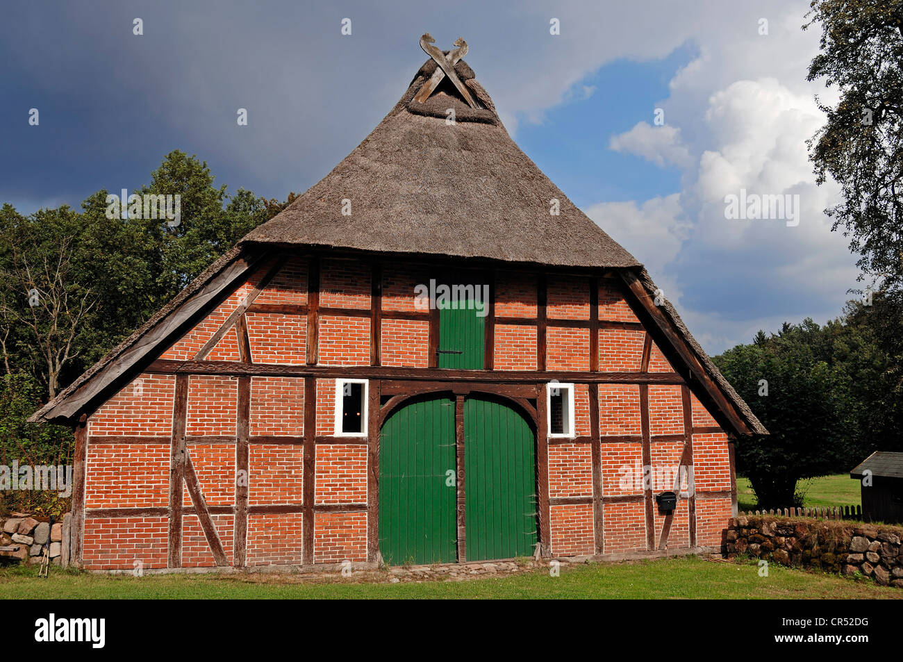 Tudor barn building hi-res stock photography and images - Alamy