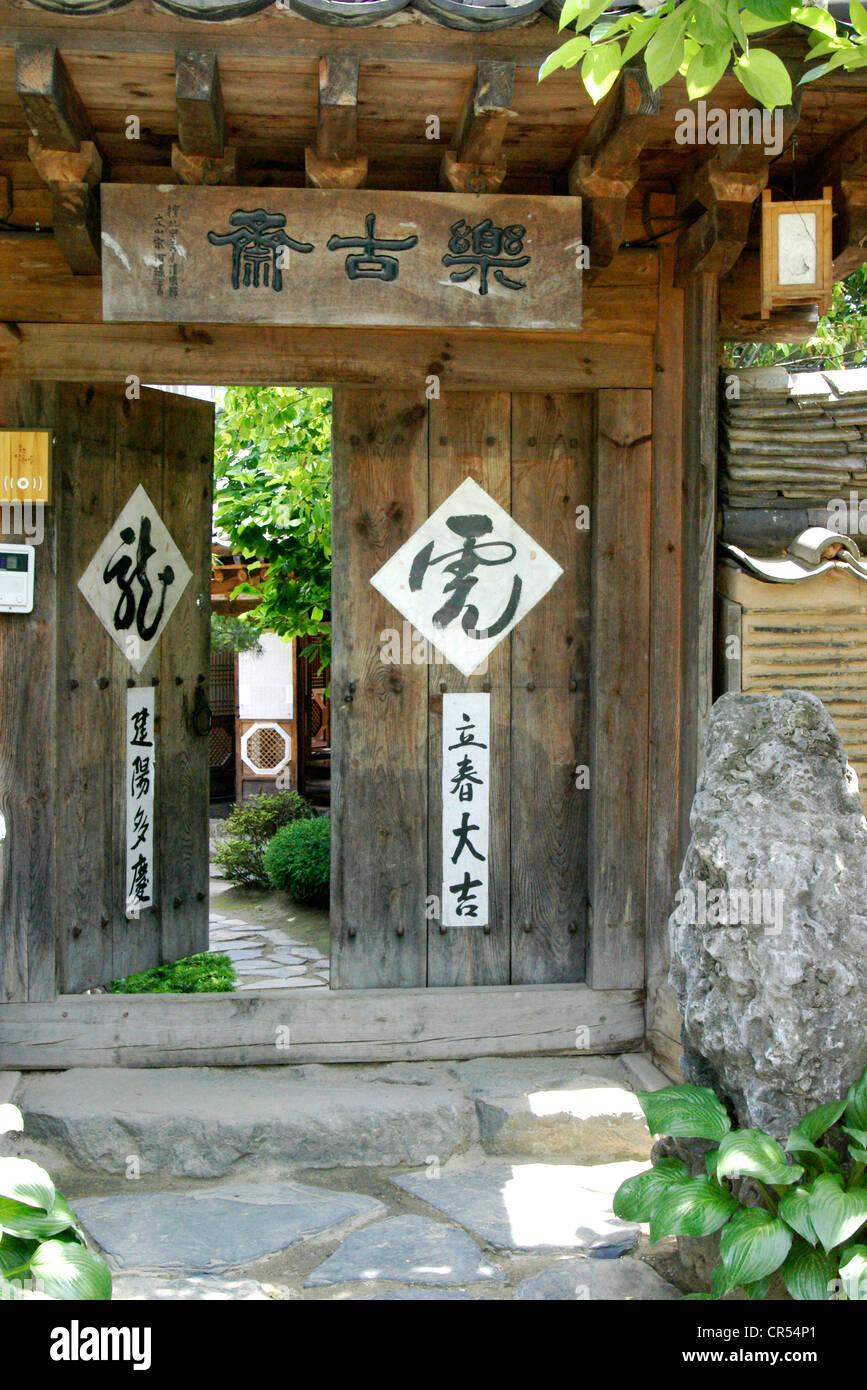 Traditional House (Hanok) in Seoul, South Korea Stock Photo - Alamy