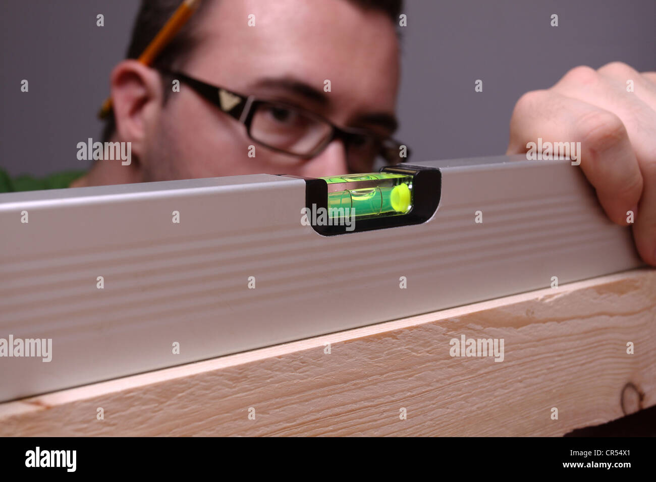 Craftsman using a spirit level Stock Photo - Alamy