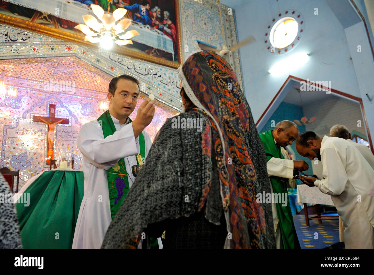 Receiving communion at mass hi-res stock photography and images - Alamy