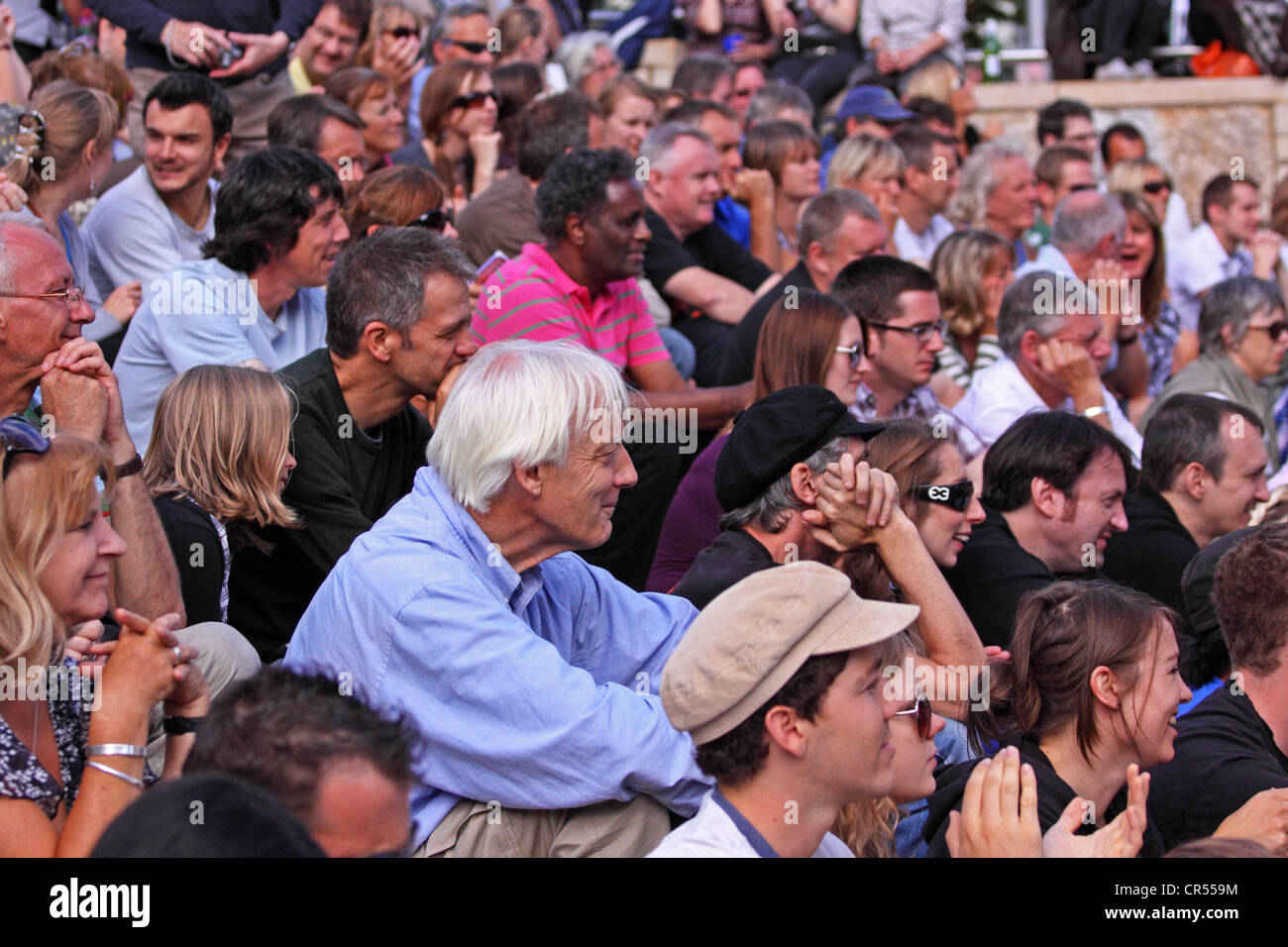 Happy faces of audience uk hi-res stock photography and images - Alamy