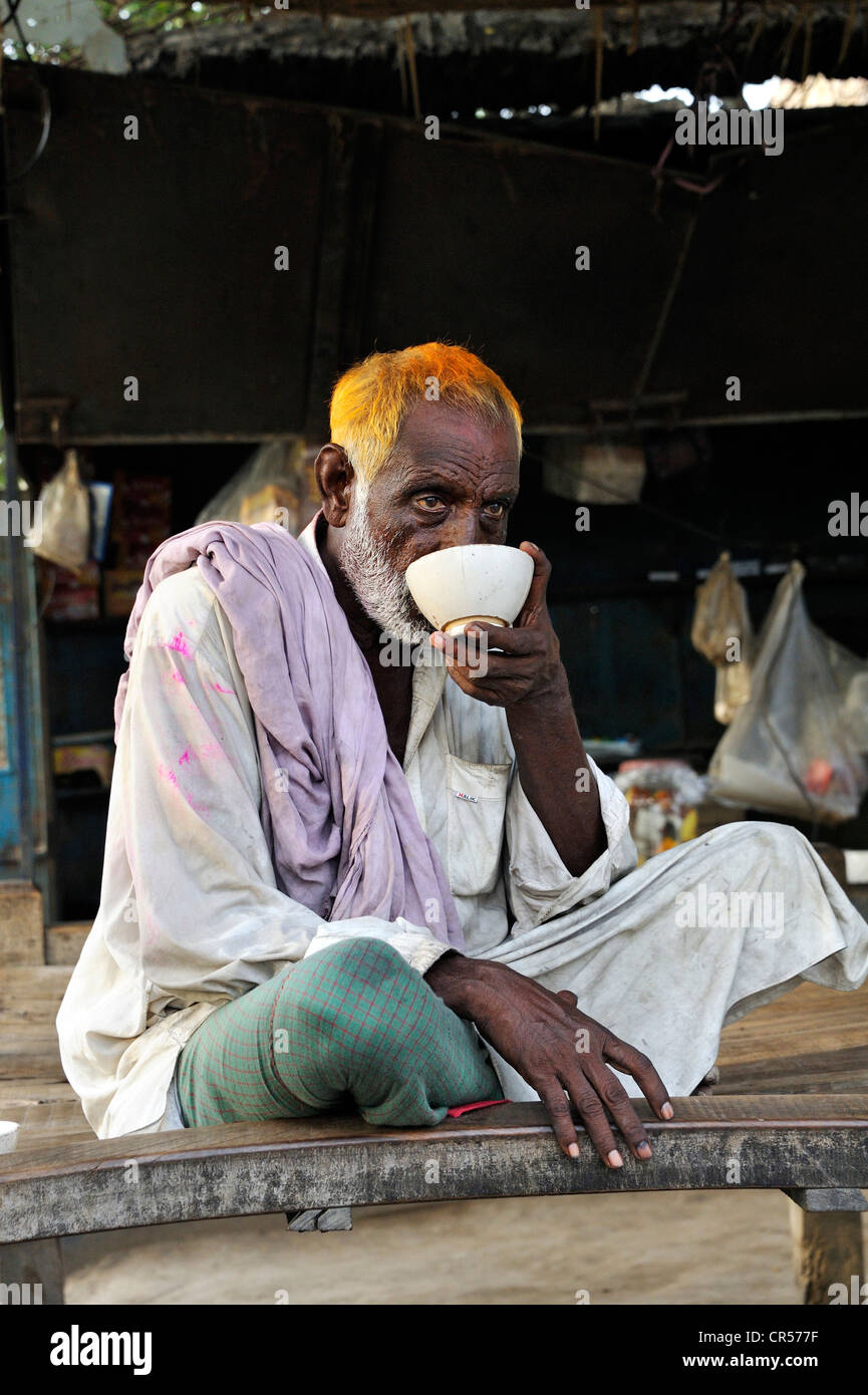 Elderly pakistani man hi-res stock photography and images - Alamy