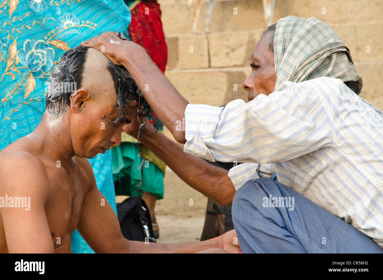 Head shaving hindu hi-res stock photography and images - Alamy