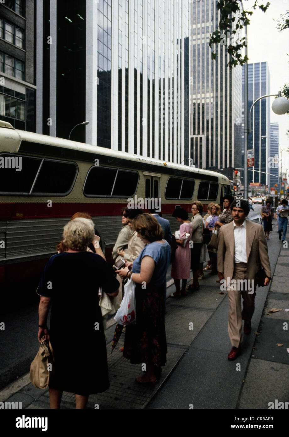 New york street view 1980s hi-res stock photography and images - Alamy