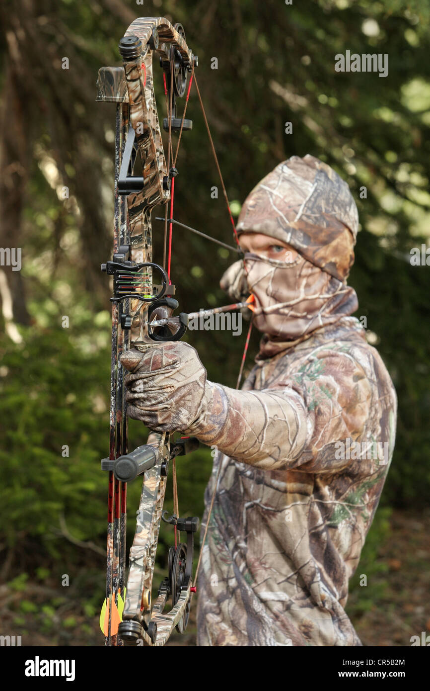 Hunter with bow and arrow hi-res stock photography and images - Alamy