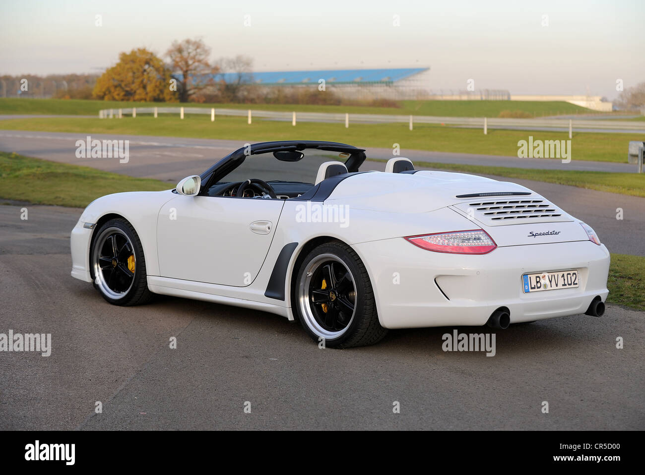 Porsche 911 side view hi-res stock photography and images - Alamy