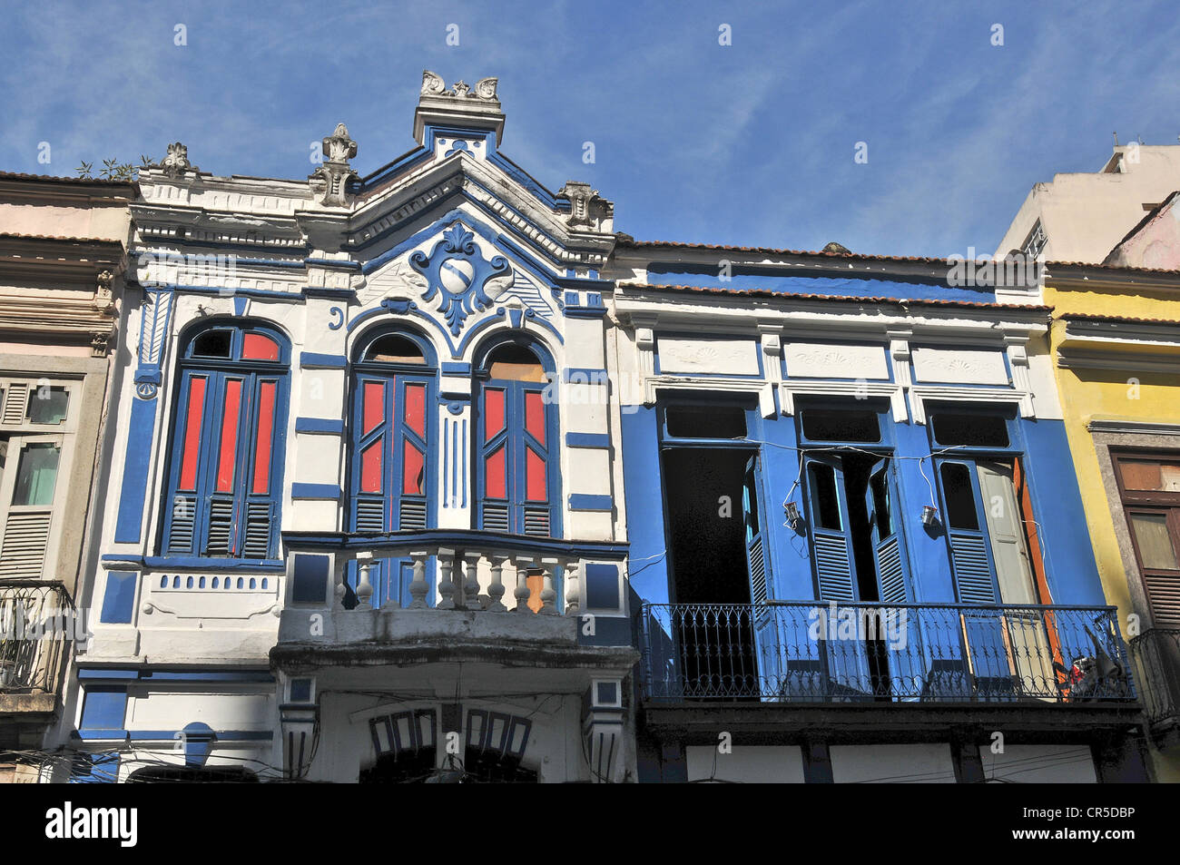 Blue red colonial house hi-res stock photography and images - Alamy