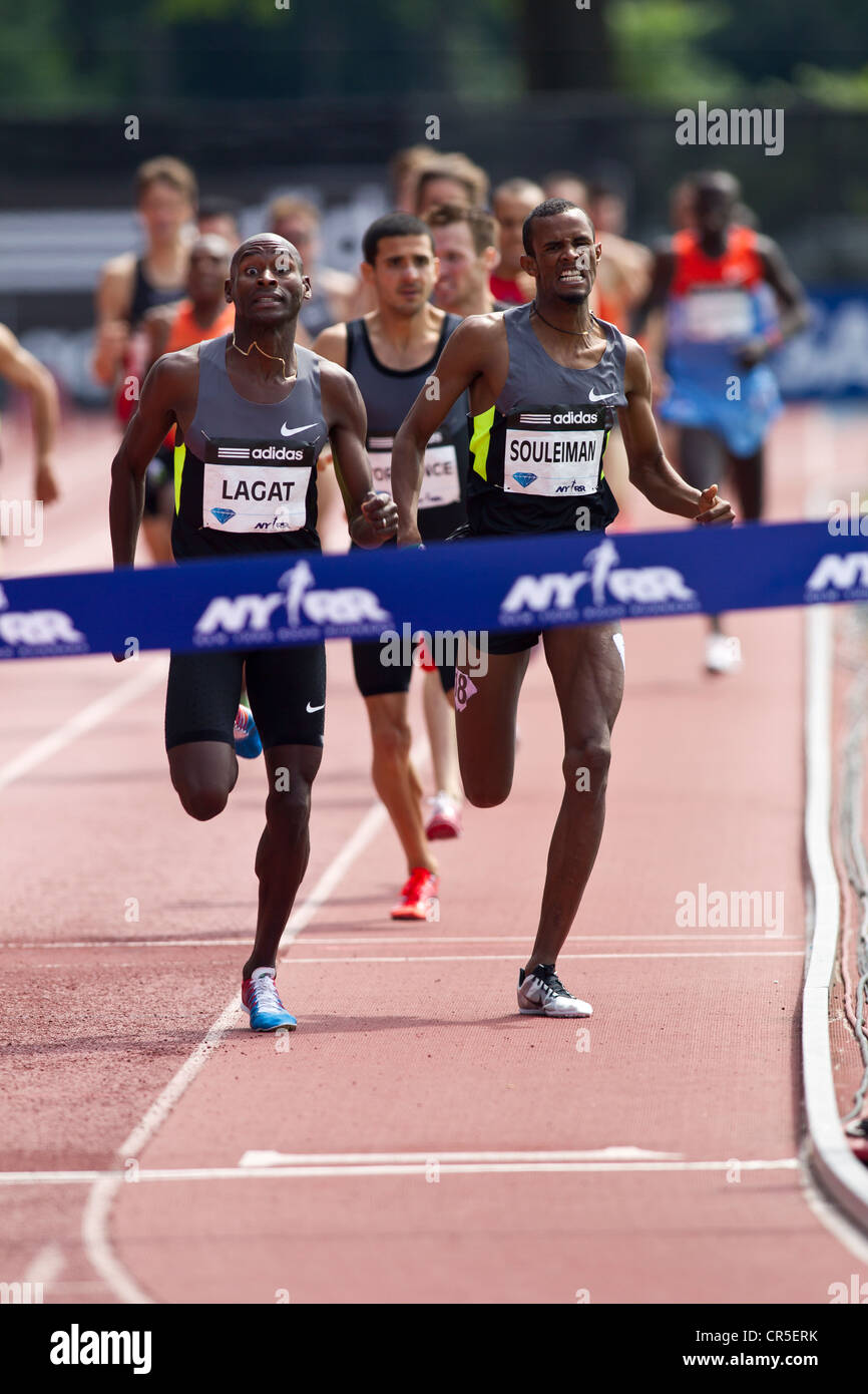 Bernard Lagat (USA) defeating Ayanieh Souleiman (DJI) in the Men 1500m ...