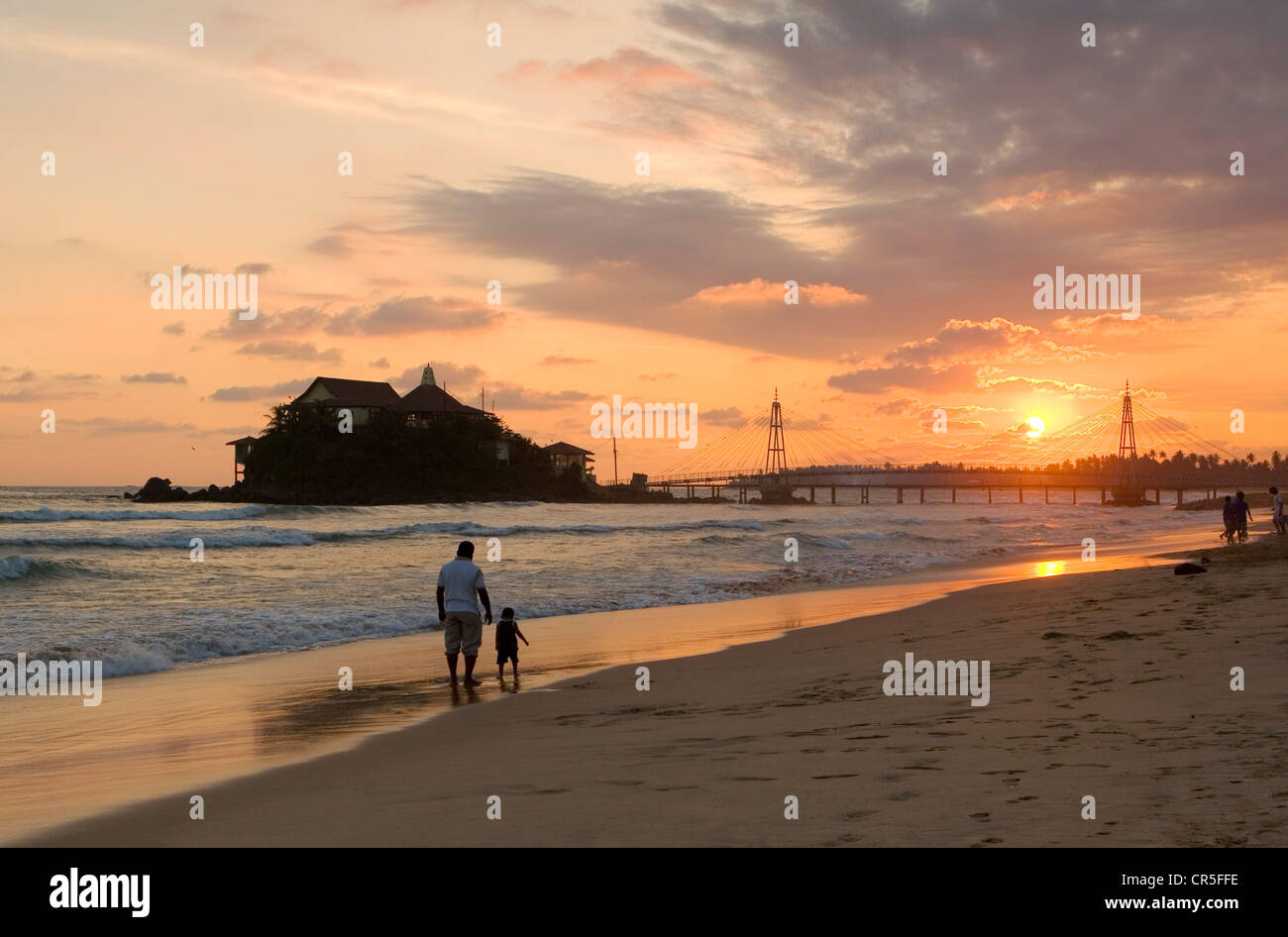 Sri lanka buddhist temple people hi-res stock photography and images ...