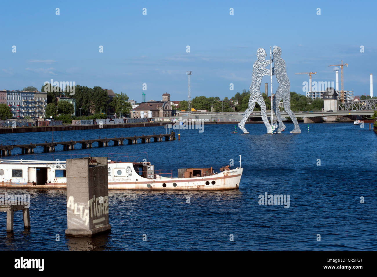 The sculpture Molecul Man by Jonathan Borofsky and a boat in the river ...