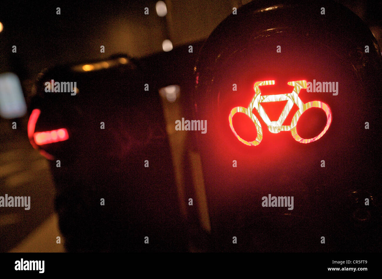 Cyclist red light hi-res stock photography and images - Alamy