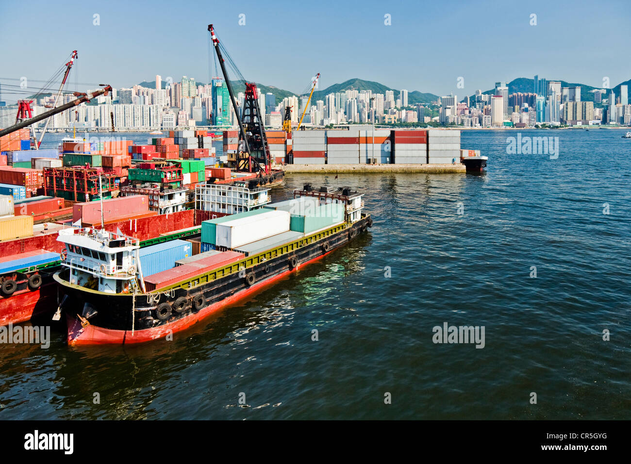 Containers in harbour hi-res stock photography and images - Alamy