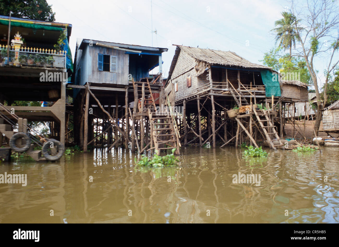 Floating village on Tonle Sap River, Kampong Chhnang, Cambodia ...