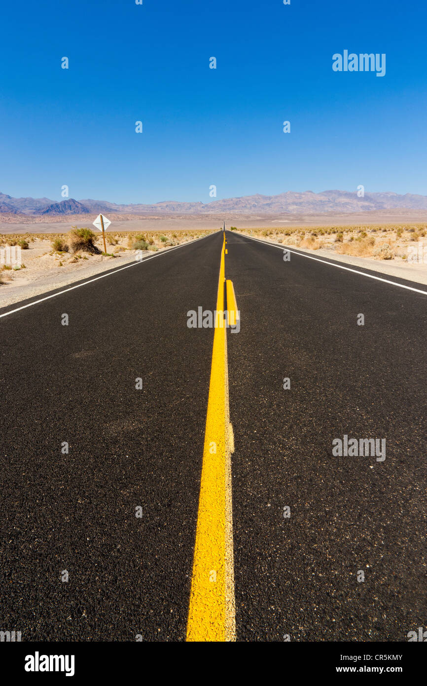 Long straight road or highway extending to infinity, Death Valley ...