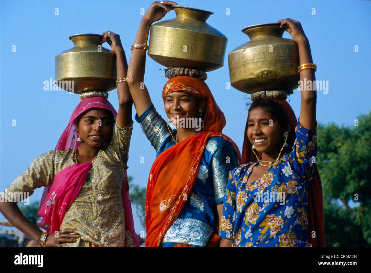Women fetching water hi-res stock photography and images - Alamy