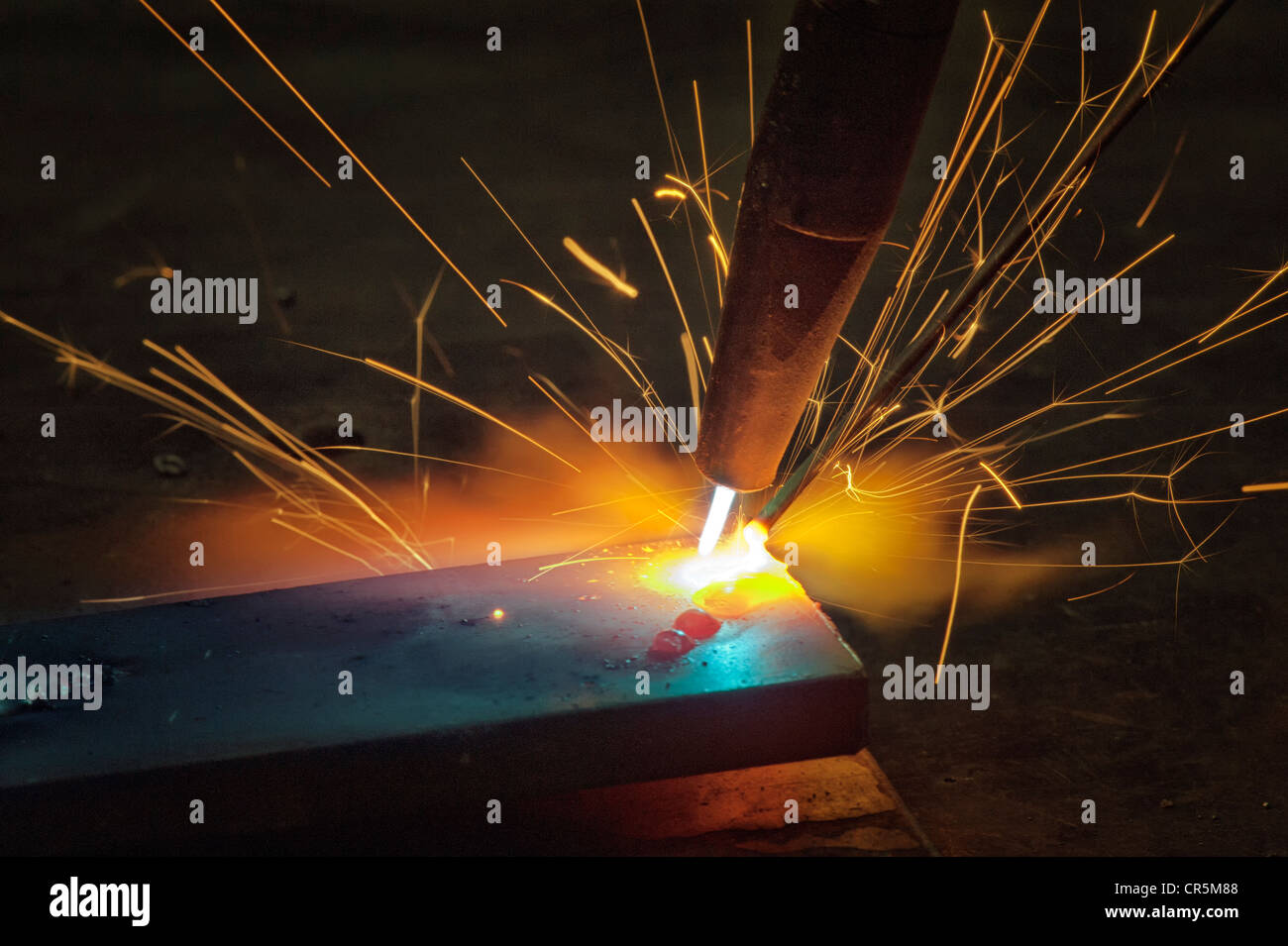 Close-up of the autogenous welding of a steel plate Stock Photo - Alamy