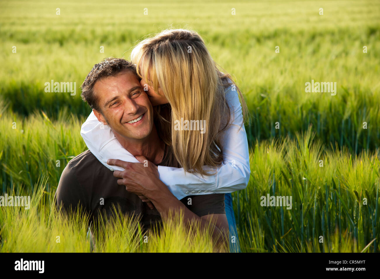 Couple in love in a corn field Stock Photo - Alamy