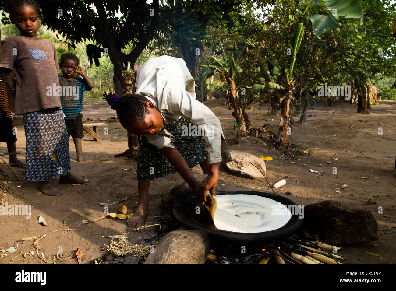 Preparing injera flatbread, Ari Village, near Jinka, Lower Omo Valley ...