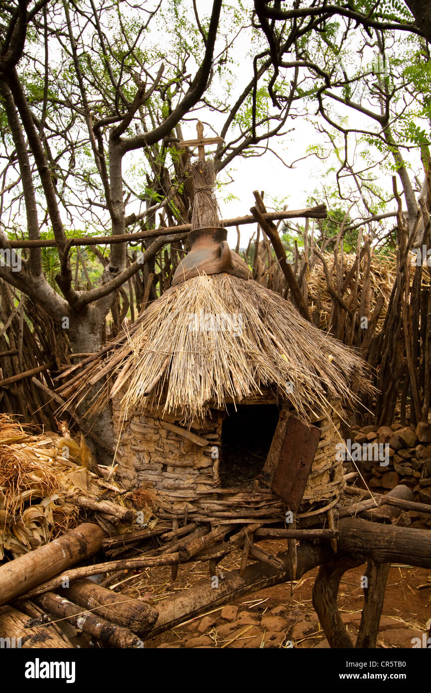 Little thatched roof house hi-res stock photography and images - Alamy