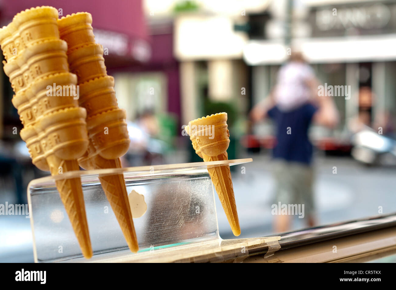 Paris ice cream hi-res stock photography and images - Alamy
