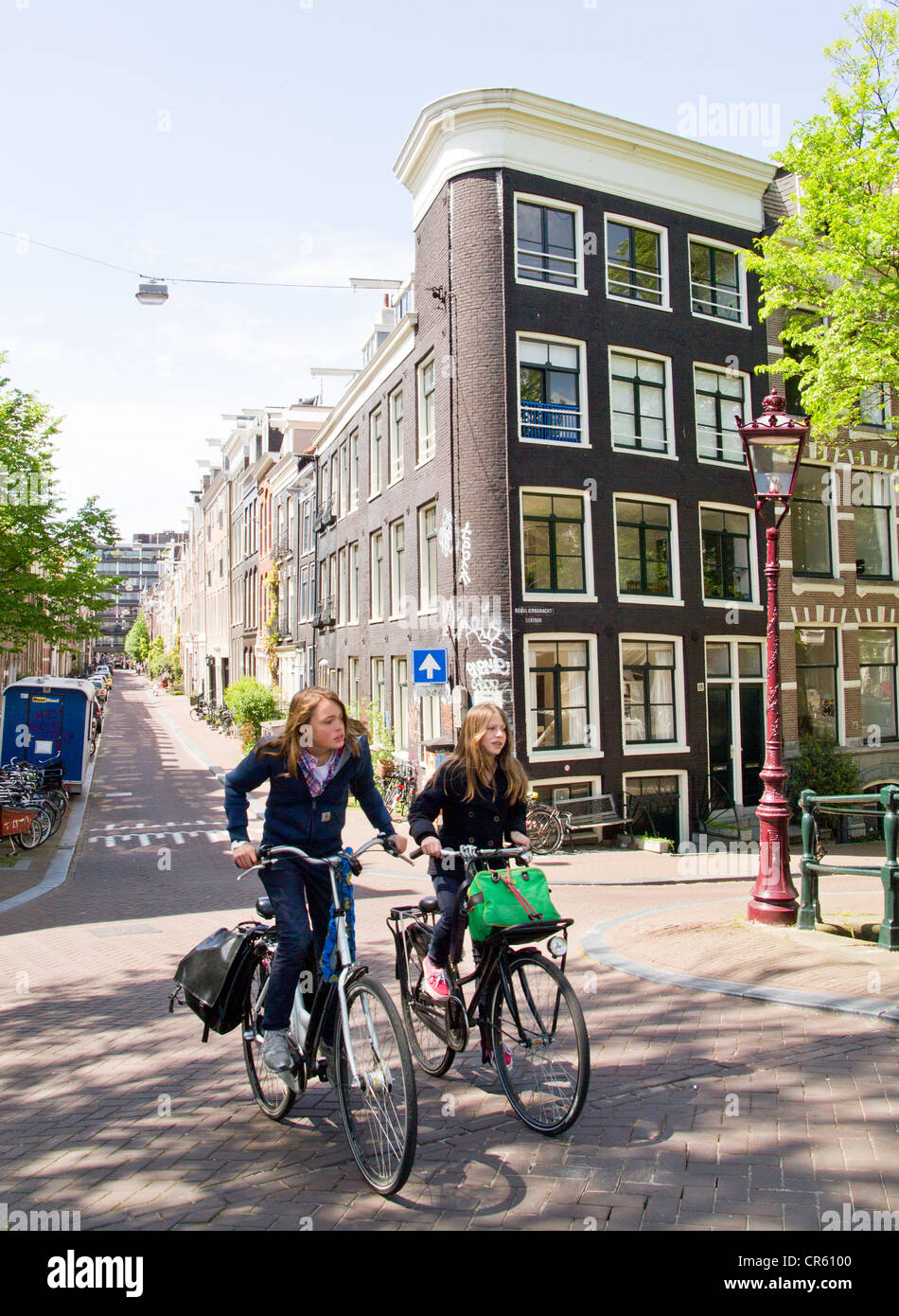 Cycling girls hi-res stock photography and images - Alamy