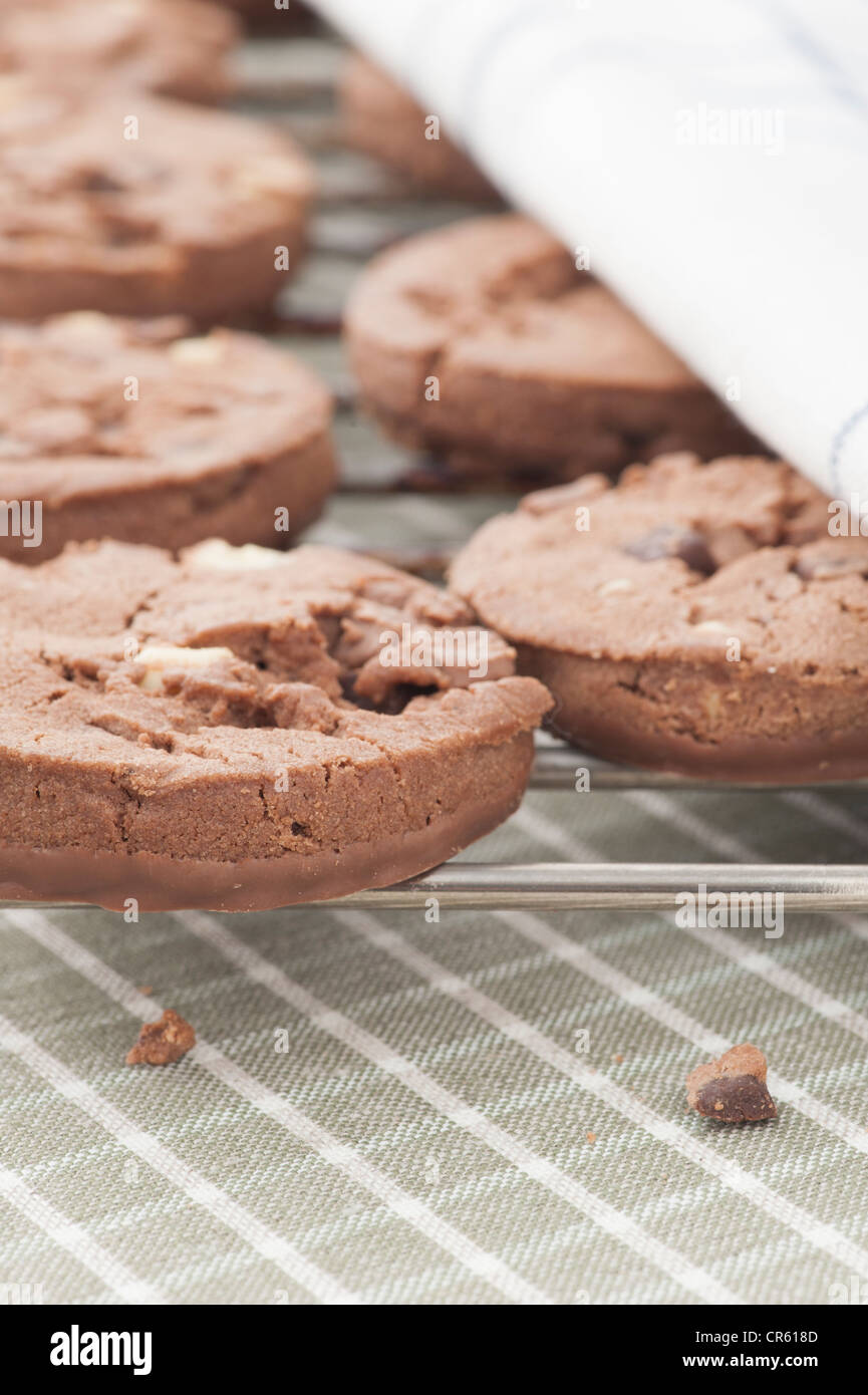 Chocolate chip cookies on cooling rack Stock Photo - Alamy