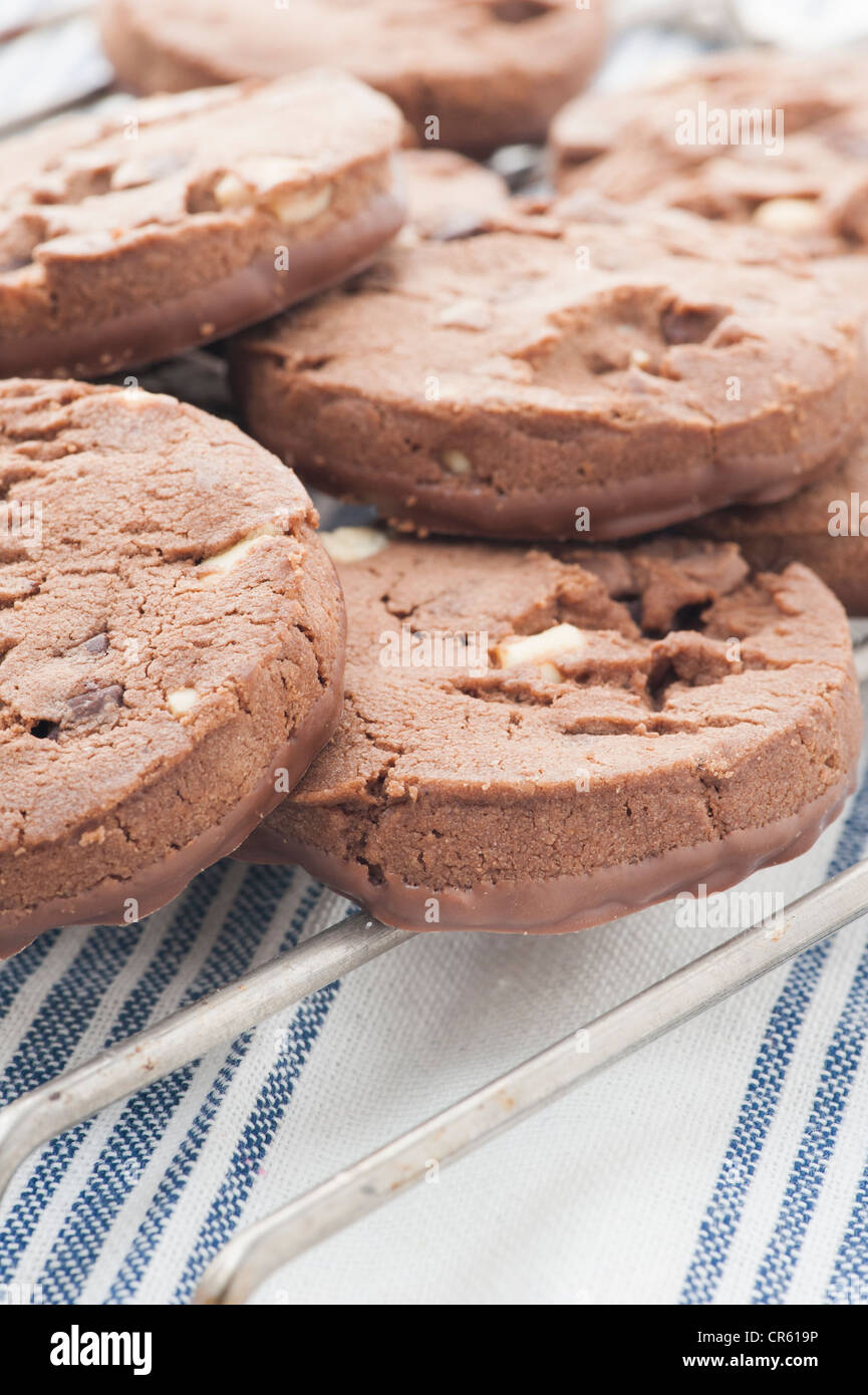 Chocolate chip cookies on cooling rack Stock Photo - Alamy