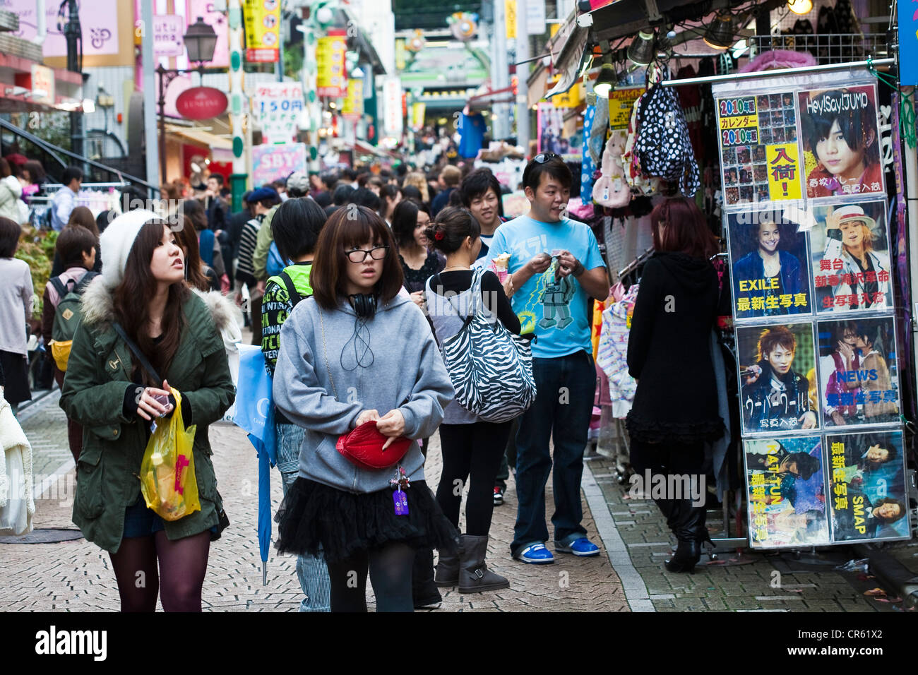 Tokyo street scene people hi-res stock photography and images - Alamy