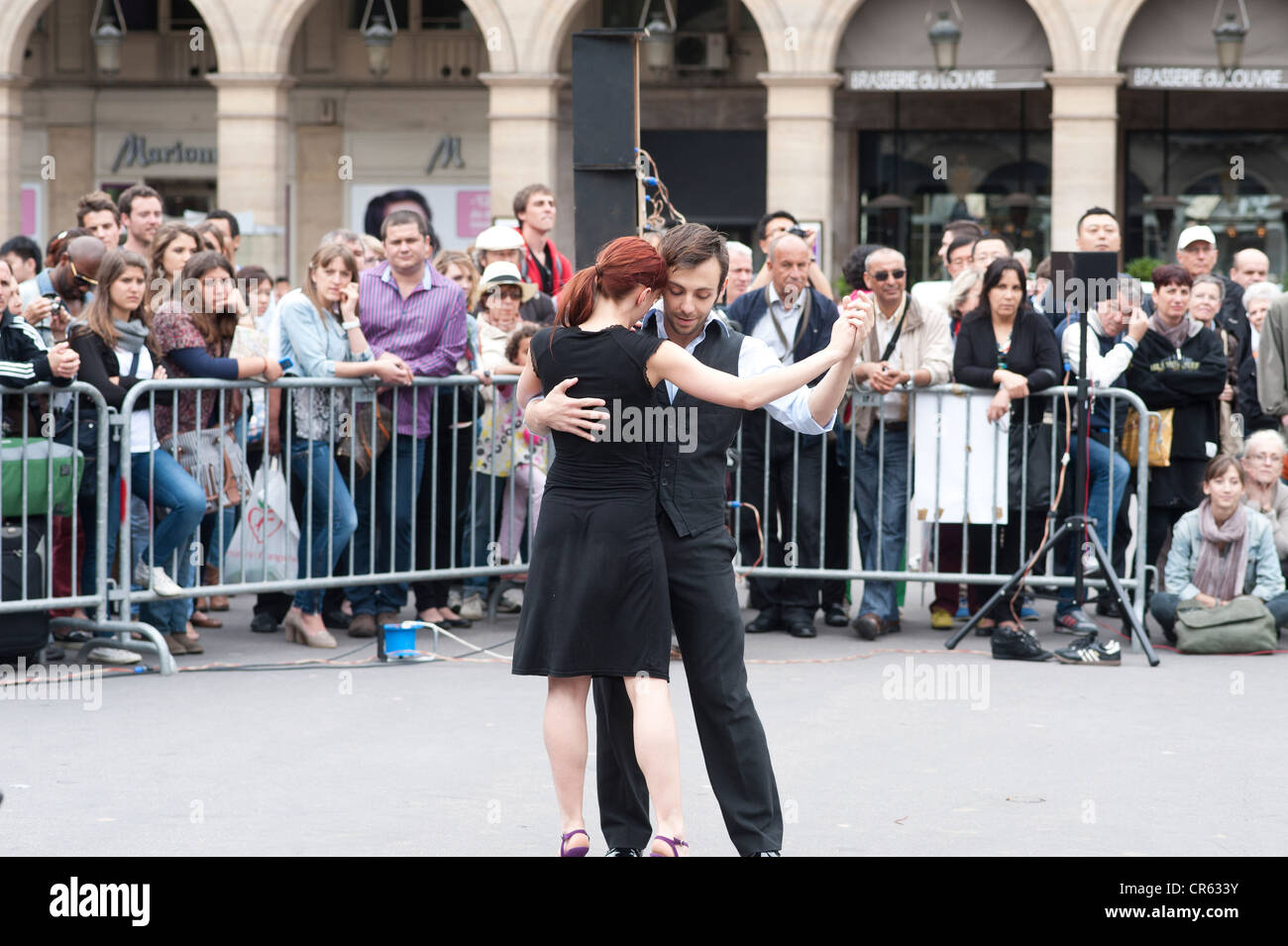 Paris France - A couple dancing tango outdoors Stock Photo - Alamy