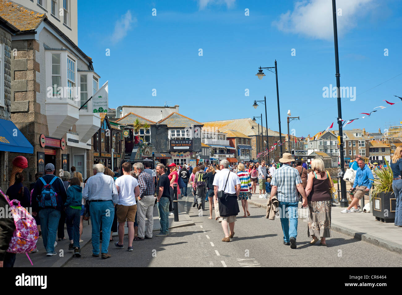St Ives, Cornwall, England, UK - Wharf Road, seafront promenade busy ...